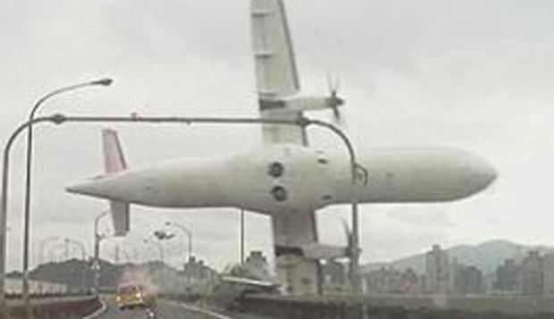 Dash Camera Captures Taiwan's TransAsia flight GE235 crashes in Taiwan ...