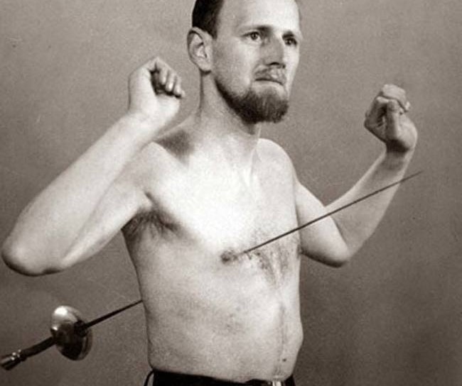 10 Most Disturbing, Mystifying & Vintage Images of Circus Performers ...