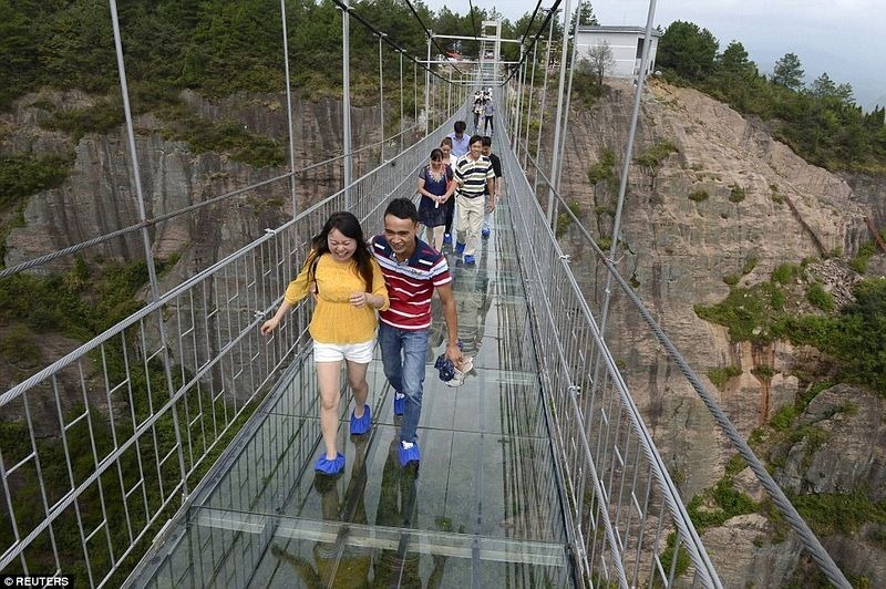 8 Amazing Pics Of Longest Glass Bottomed Suspension Bridge In China So