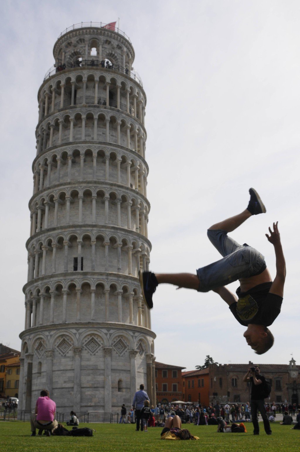 30+ Awesome Photos Tourist Having Fun with Leaning Tower of Pisa, Italy ...