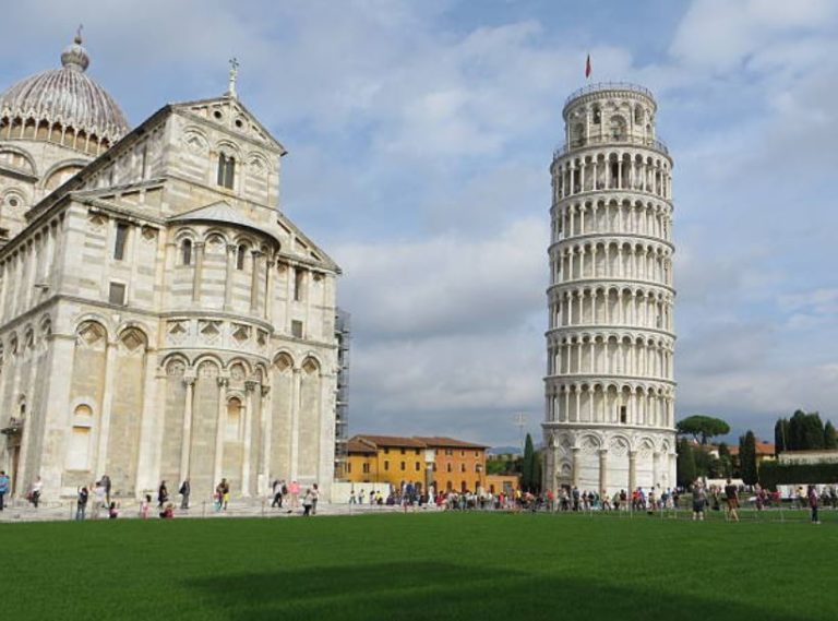 30+ Awesome Photos Tourist Having Fun with Leaning Tower of Pisa, Italy ...