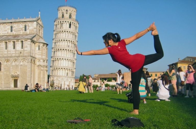 30+ Awesome Photos Tourist Having Fun with Leaning Tower of Pisa, Italy ...