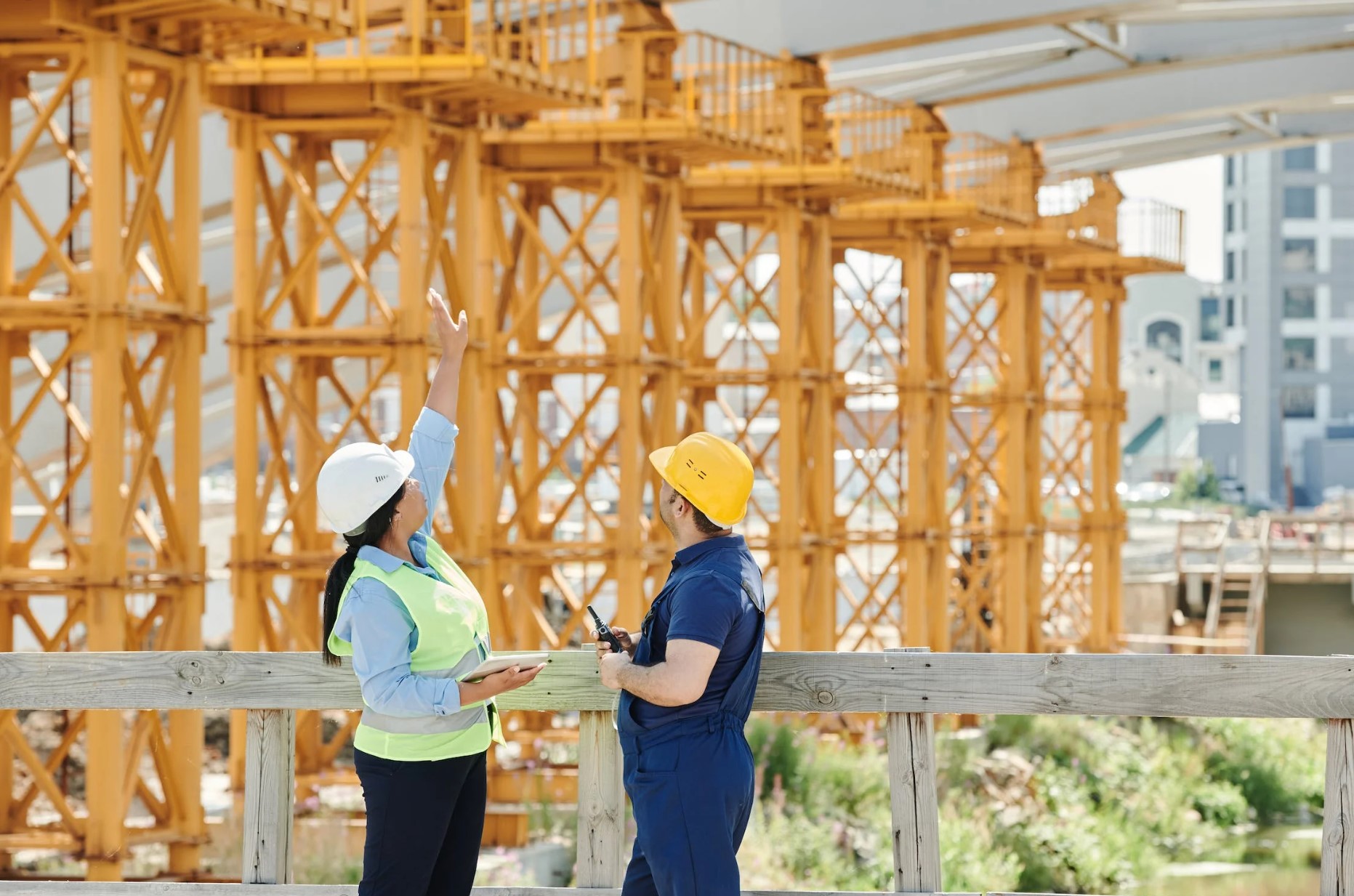 6 Ways Branded or Custom Workwear Enhances Safety in Construction ...